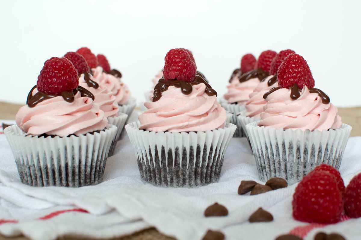 Raspberry & Dark Chocolate Cupcakes – Kay's Kitchen